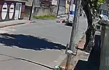Vídeo: câmera flagra colisão entre carro e moto em Guarapari; motorista foge sem prestar socorro ...